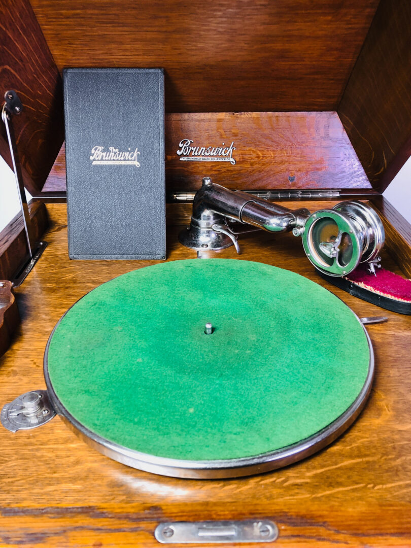Brunswick Phonograph - Model 17 (Style 175) c.1918 • Maison Robert